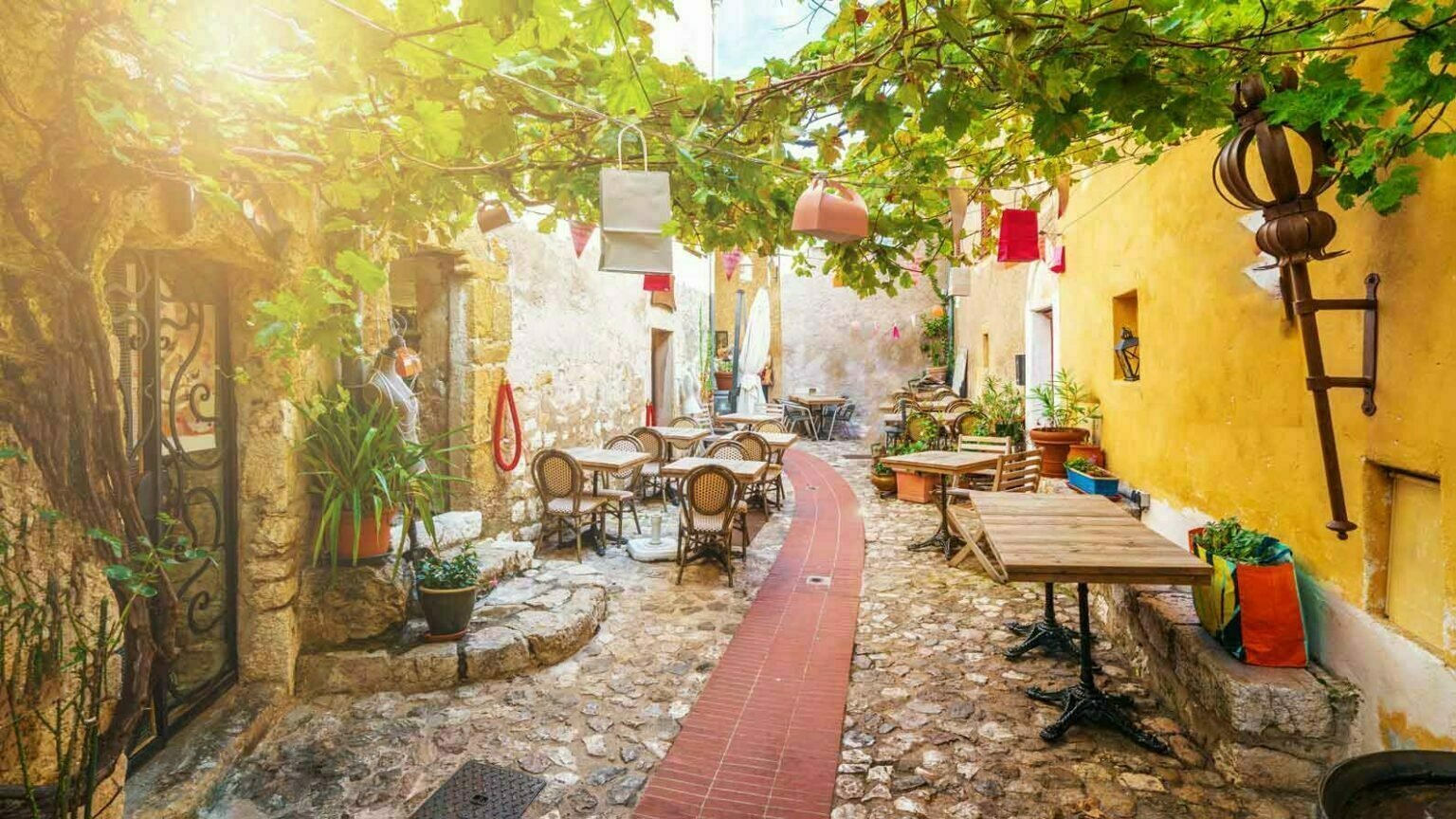 French Countryside: 17 Beautiful Towns In France